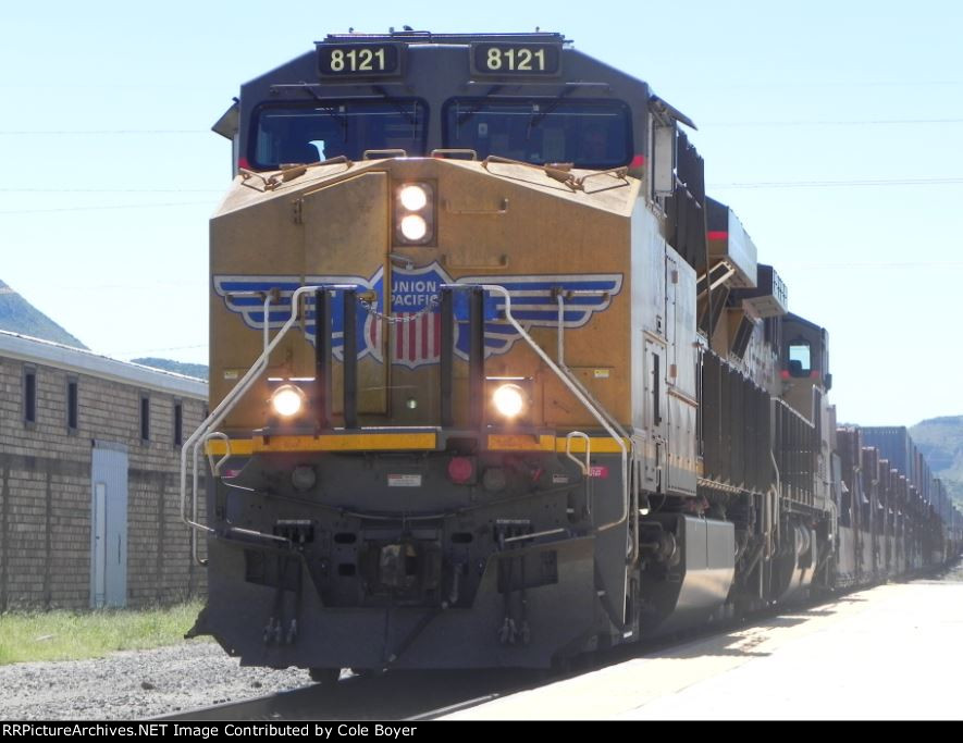 UP 8121 (GE ES44AH) leads the ILXEW